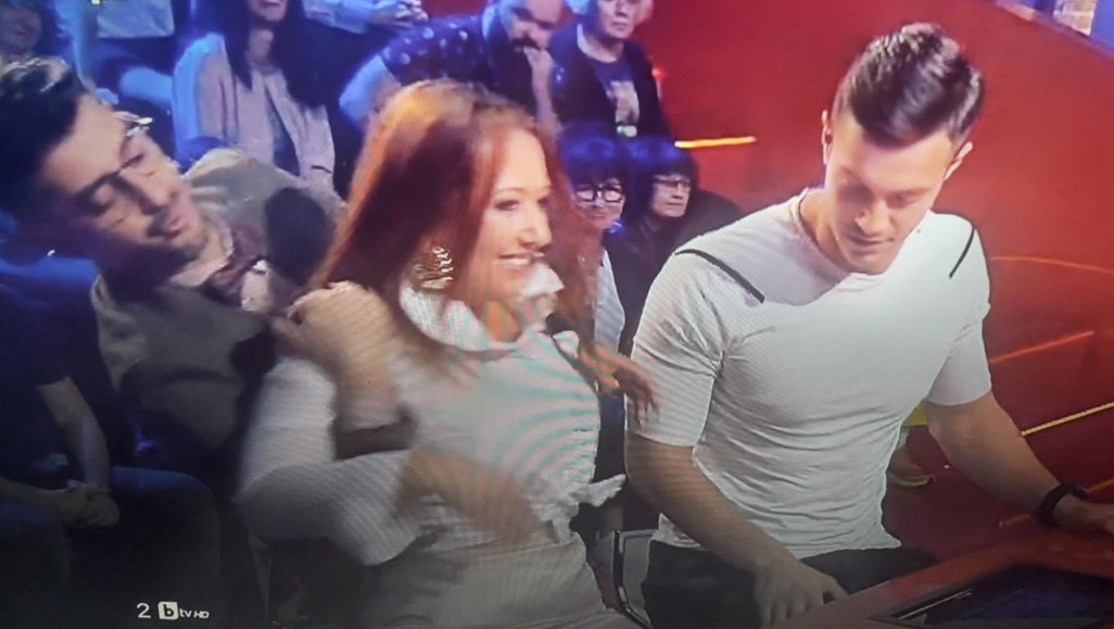 Petel.bg - новини - Не издържа и я награби пред публиката